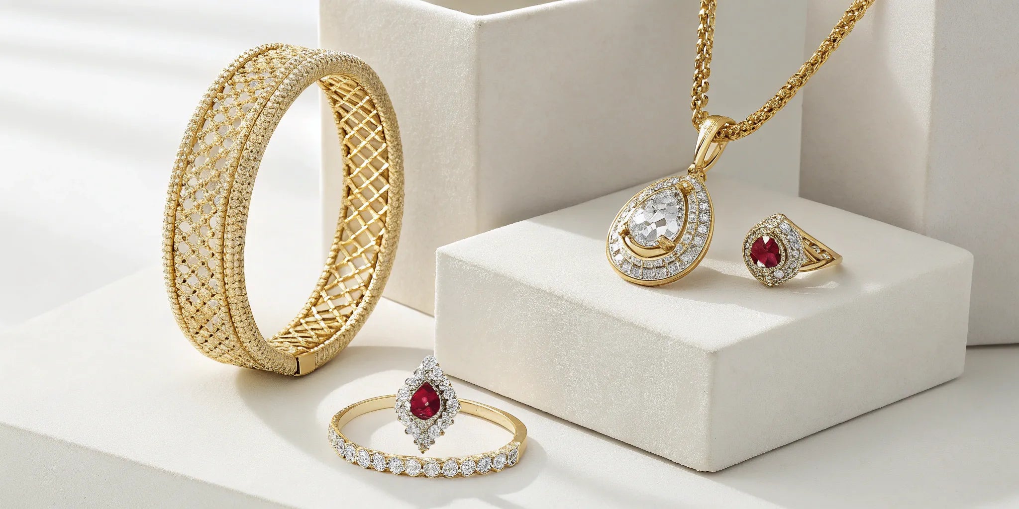 Roberto Coin's special Italian jewelry in gold and diamonds, with the ...